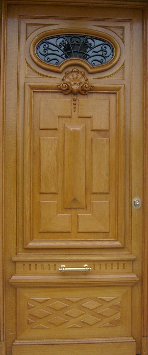 Pose de portes d'entrée en bois sur mesure à Bordeaux